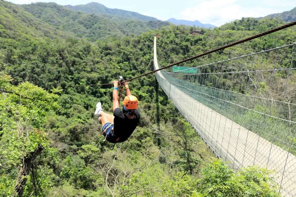 El Jorullo en Canopy River Park, uno de los puentes colgantes más ...